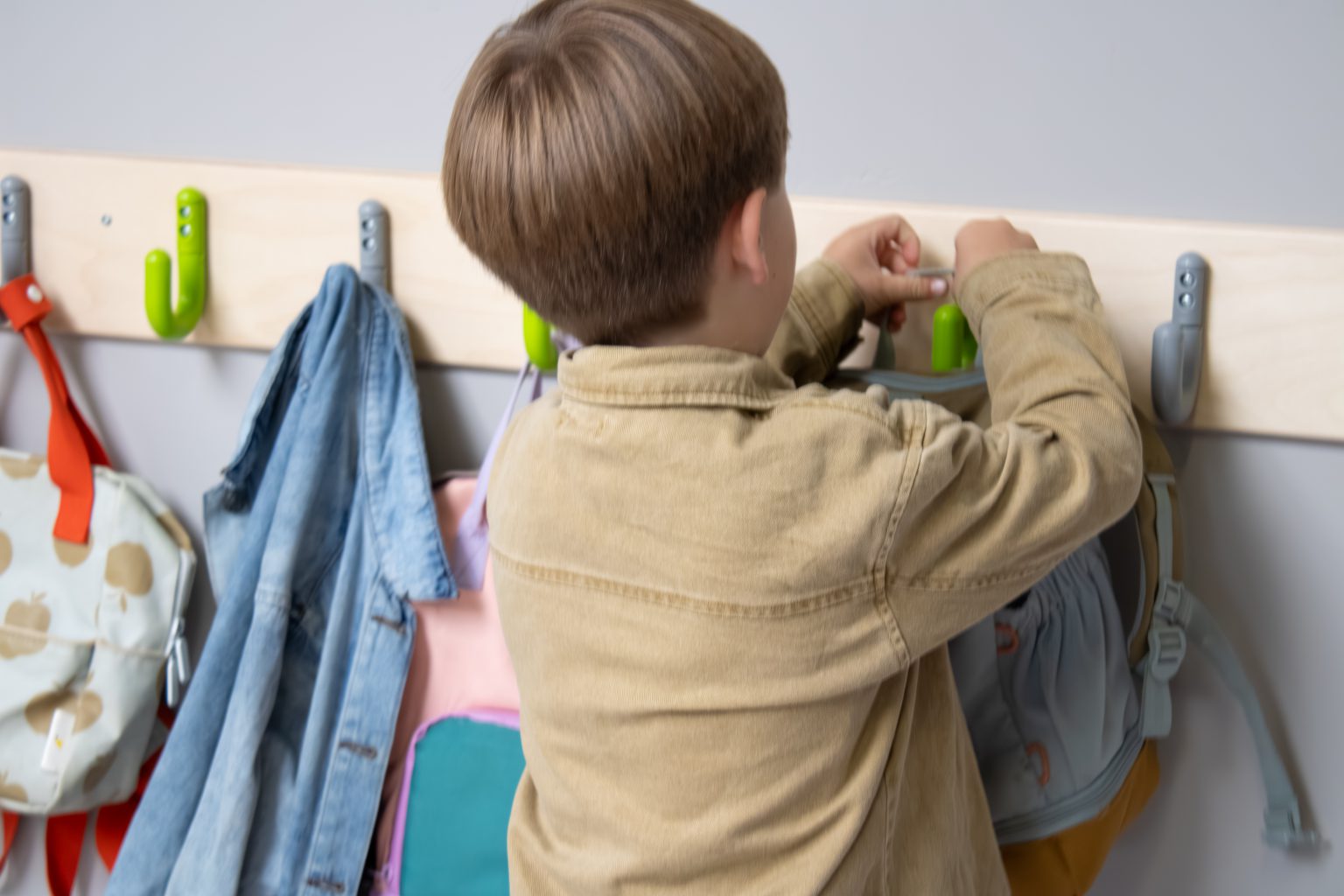 Neuer Safe Coat Hook: ein kinderfreundlicher Kleiderhaken für sicherere ...